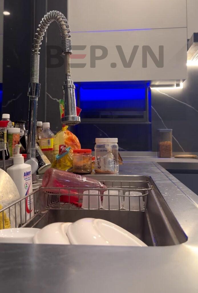 Tủ bếp inox cánh Inox kết hợp mặt bàn inox chống xước liền chậu nhà chị ...